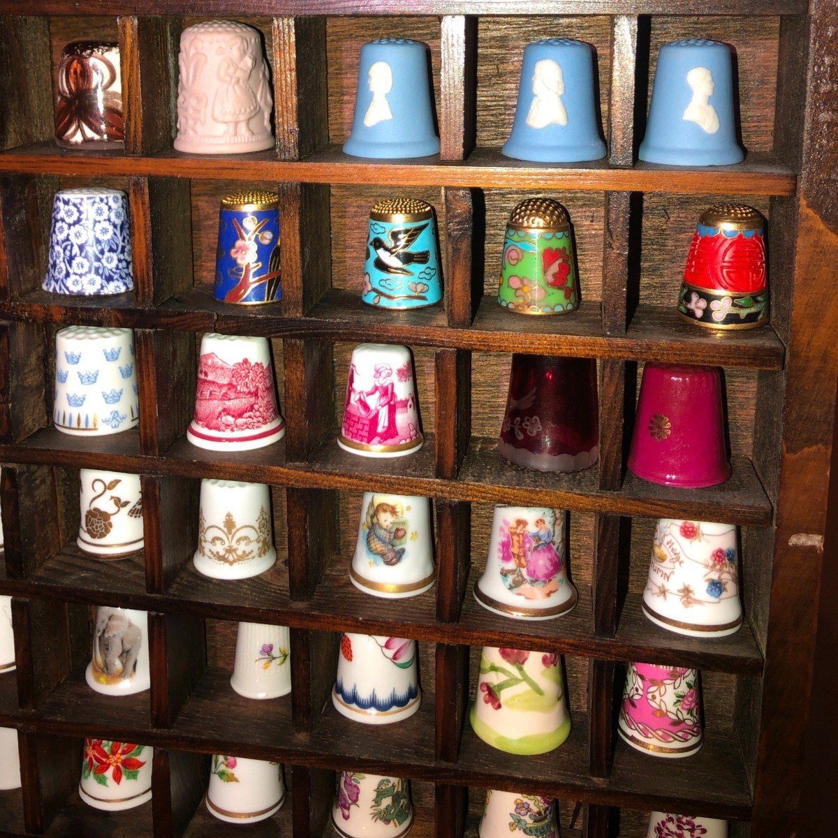 Solve THIMBLE COLLECTING jigsaw puzzle online with 49 pieces