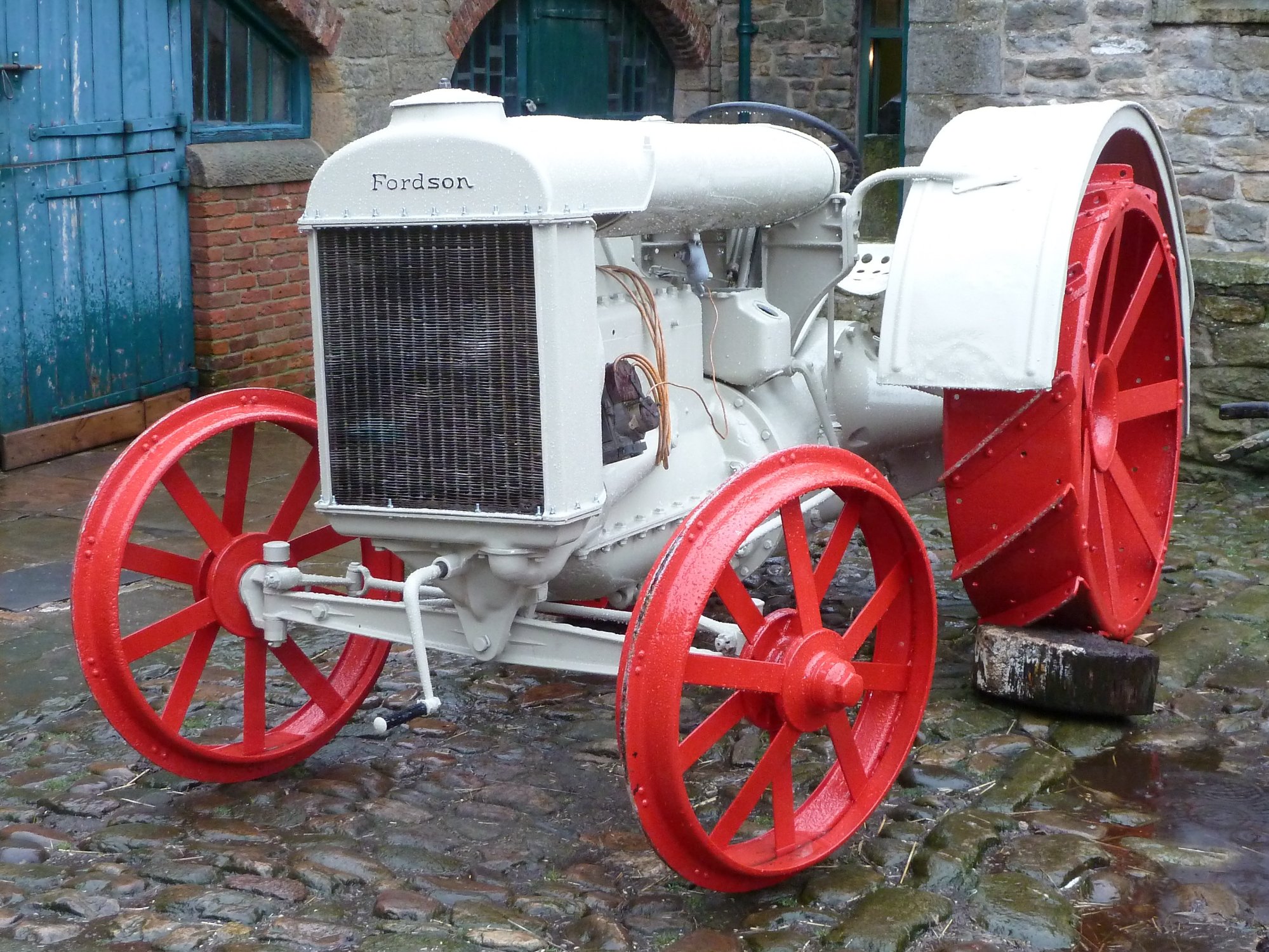 Solve 1925 Fordson Model F Tractor jigsaw puzzle online with 204 pieces