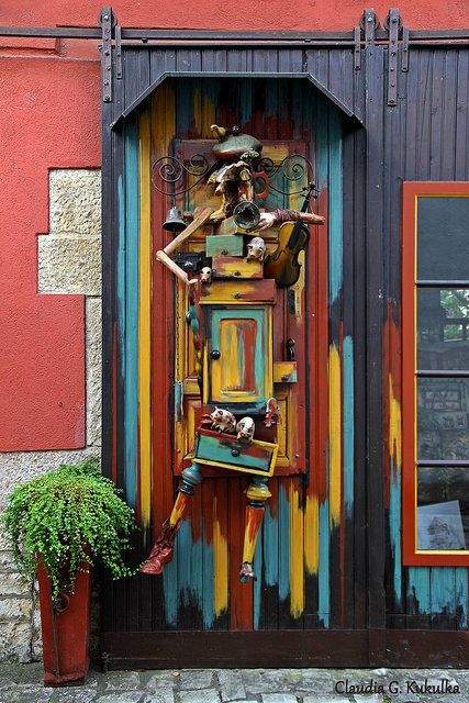 Solve Weird Door jigsaw puzzle online with 70 pieces