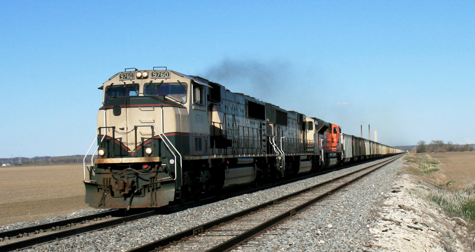 Solve The BNSF 9760 jigsaw puzzle online with 72 pieces