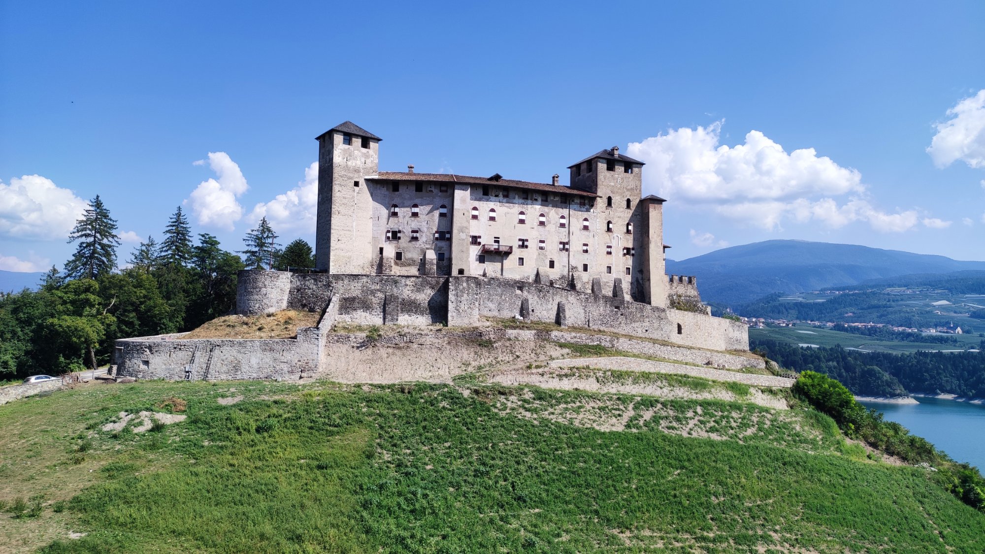 Solve Castel Cles jigsaw puzzle online with 220 pieces