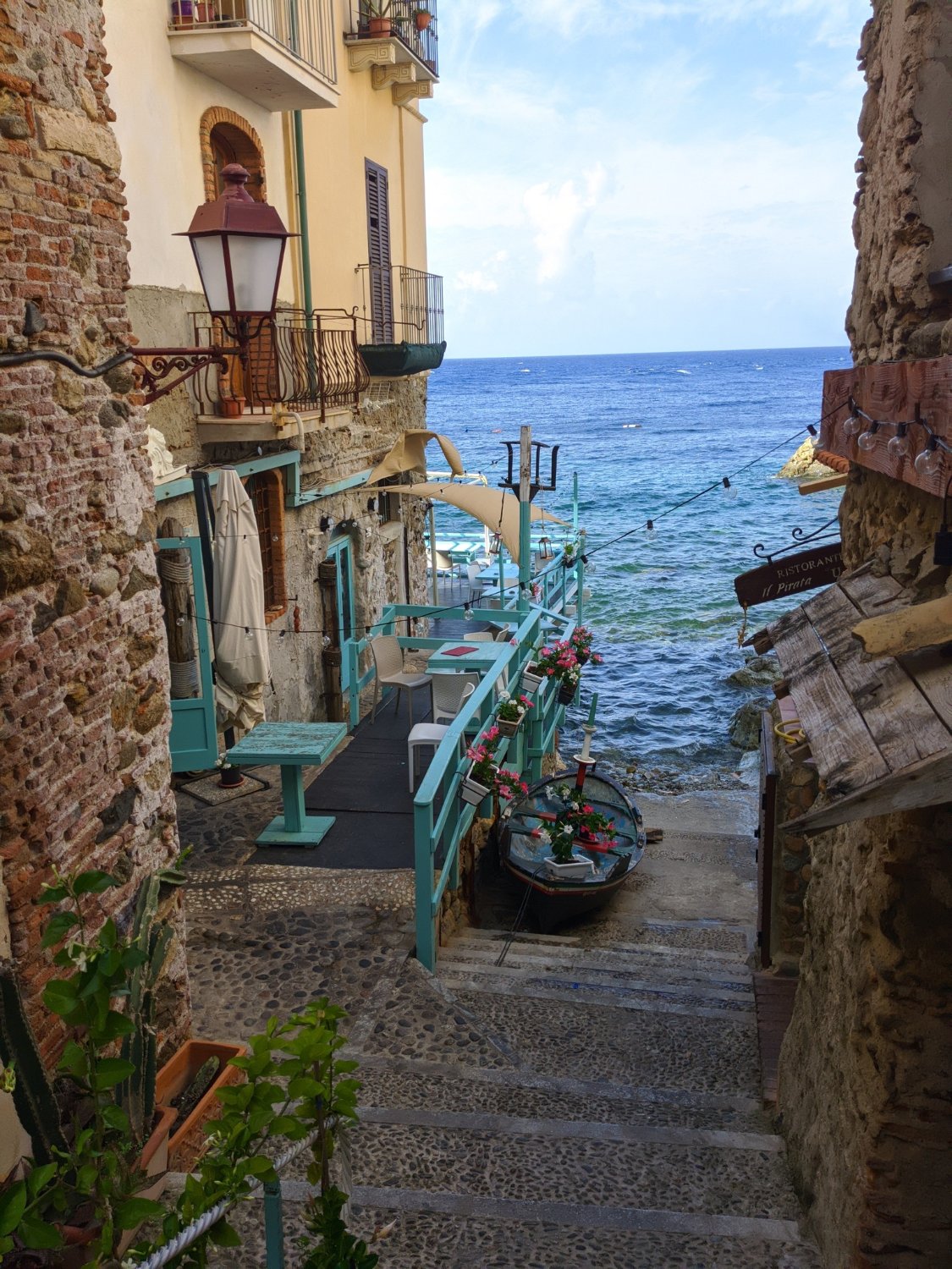 Solve Calabrian fishing village jigsaw puzzle online with 300 pieces