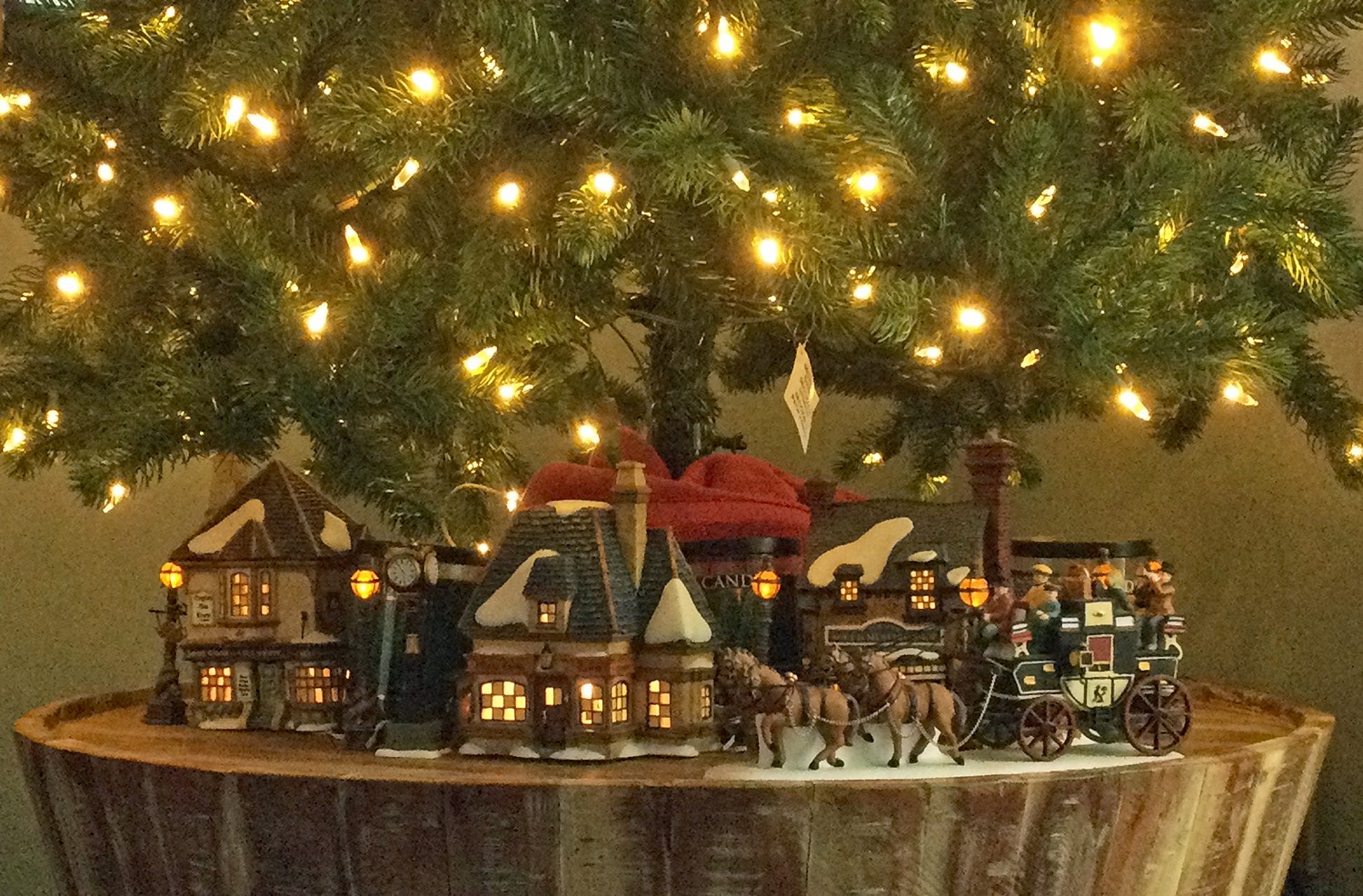 Solve Corner Tree Vignette jigsaw puzzle online with 24 pieces