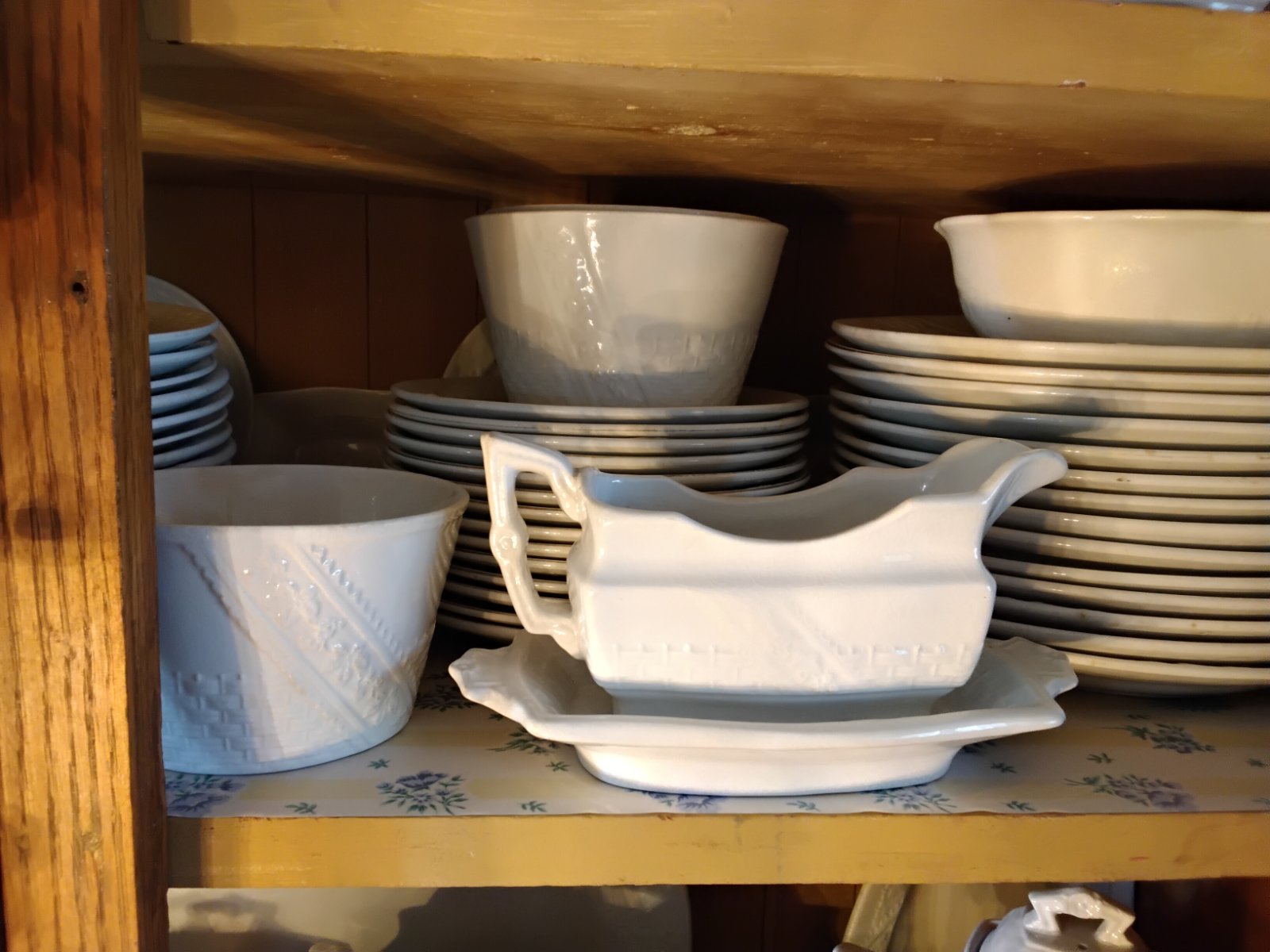 Solve The elusive gravy boat jigsaw puzzle online with 48 pieces