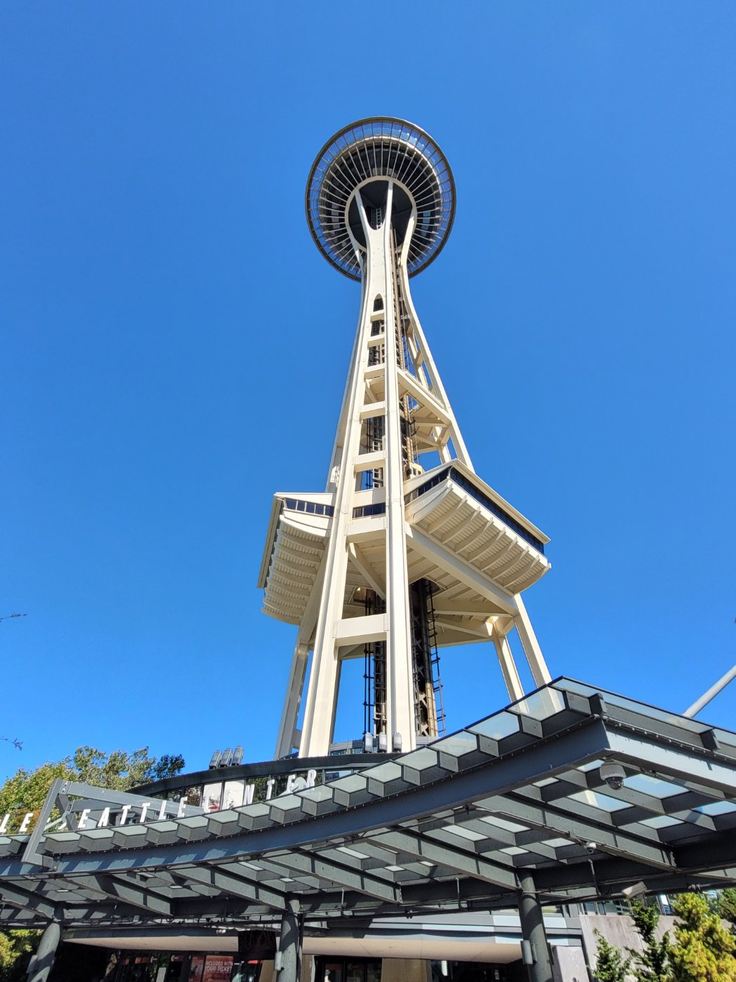 Solve Die Space Needle in Seattle, Washington, USA von schräg unten ...