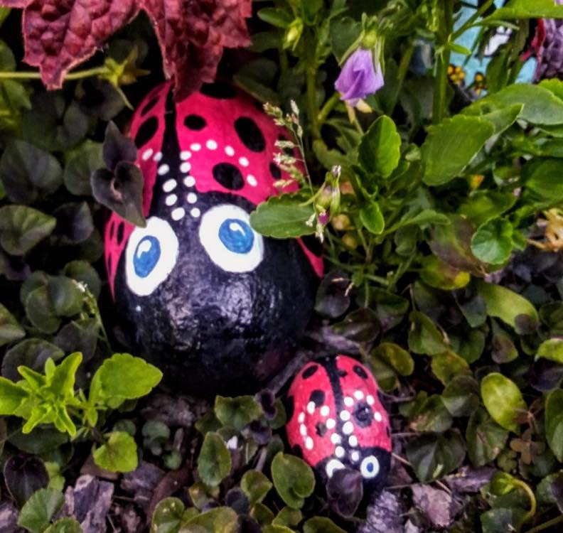 Solve Pebble/rock art jigsaw puzzle online with 9 pieces