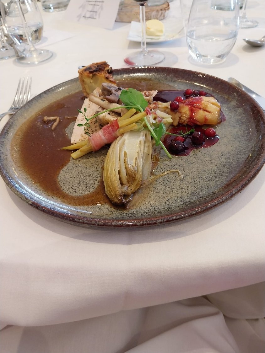 Solve Dinner party jigsaw puzzle online with 12 pieces