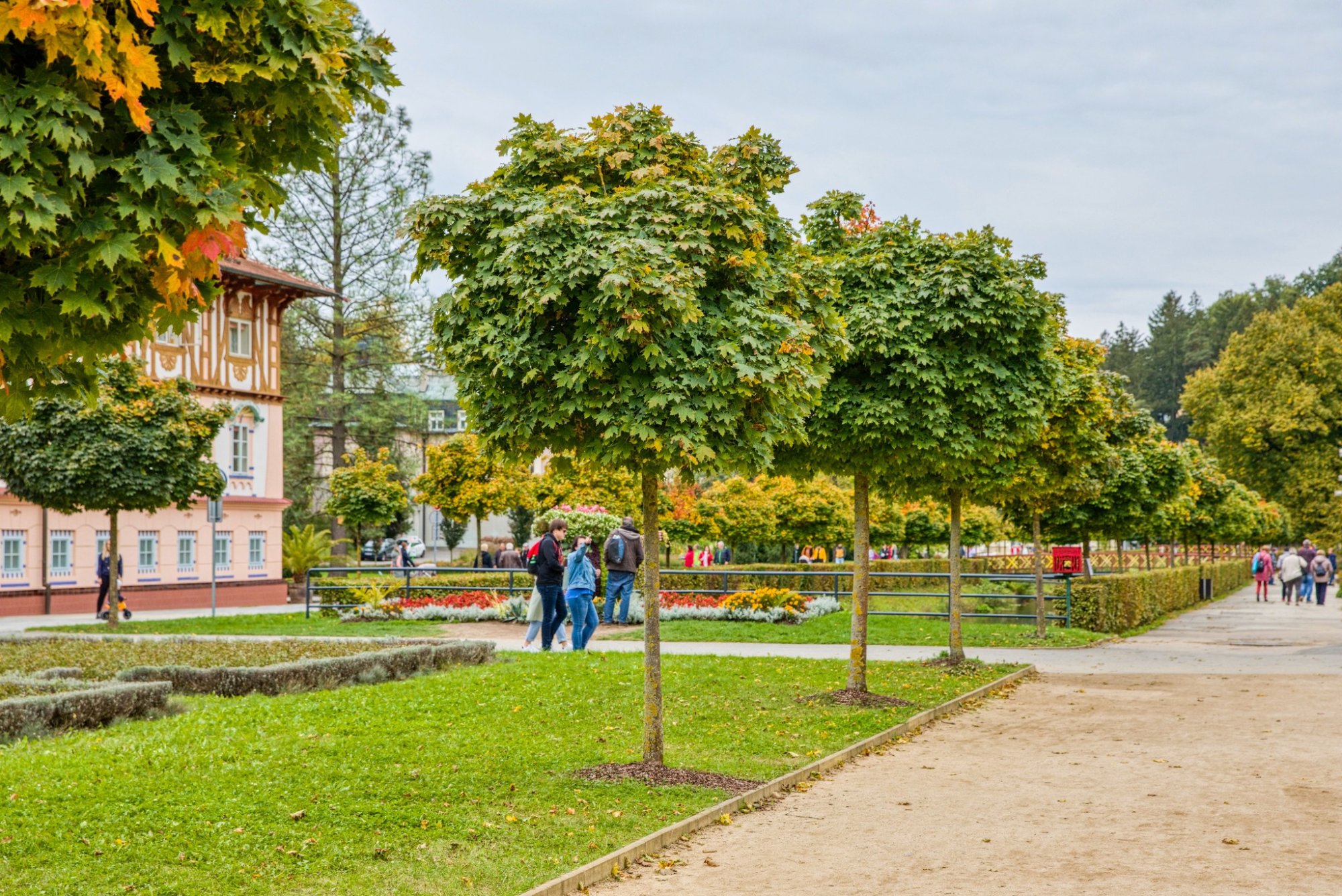 Solve Autumn in Luhačovice Spa jigsaw puzzle online with 117 pieces