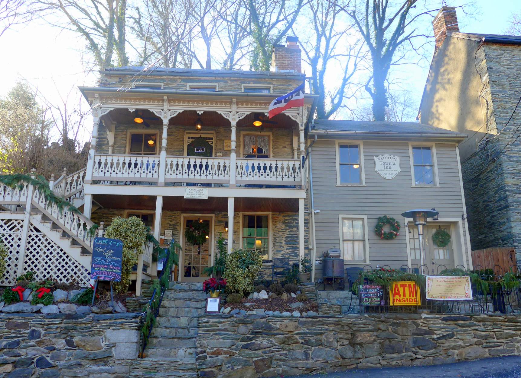 Solve Harpers Ferry jigsaw puzzle online with 140 pieces