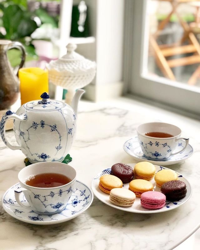 Solve Tea And Refreshments jigsaw puzzle online with 30 pieces