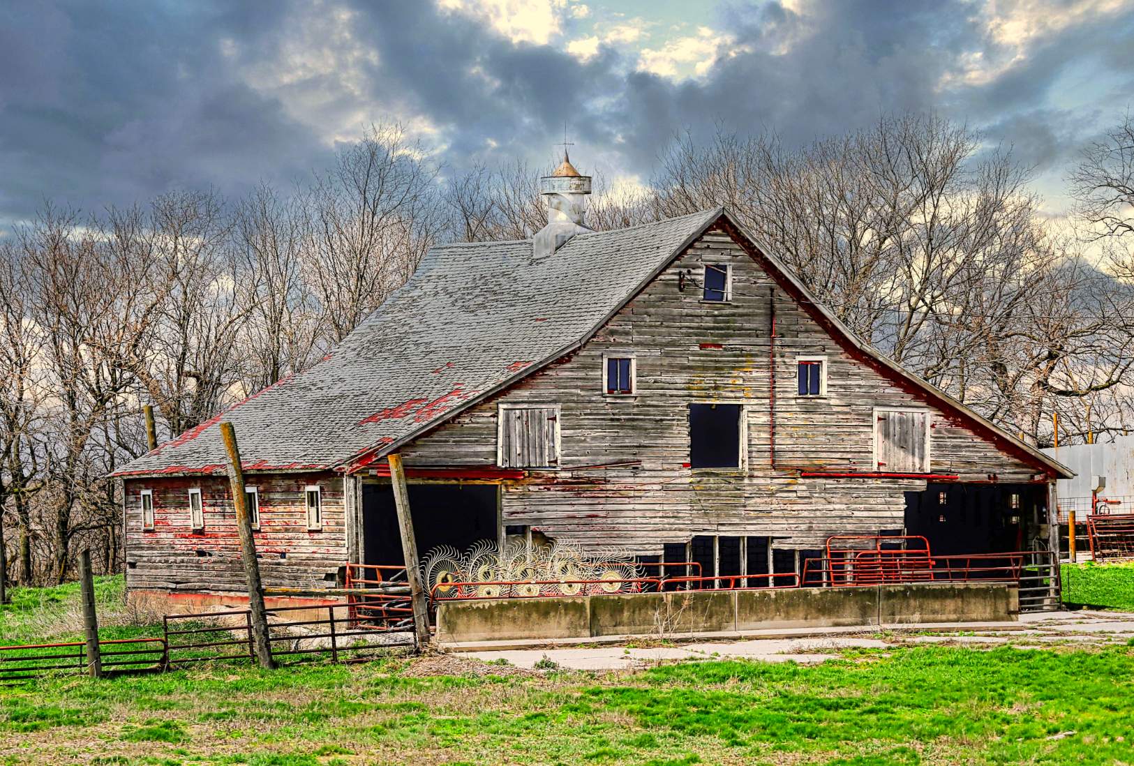 Solve Weathervane on Old Barn jigsaw puzzle online with 117 pieces