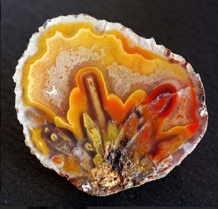 Solve Agate jigsaw puzzle online with 36 pieces