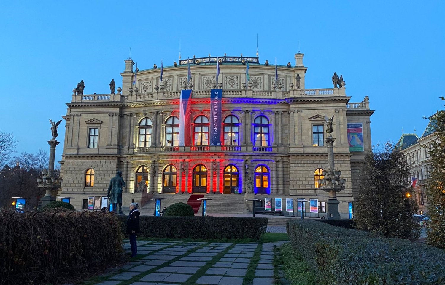 Solve Podvečerní Rudolfinum - Praha jigsaw puzzle online with 12 pieces