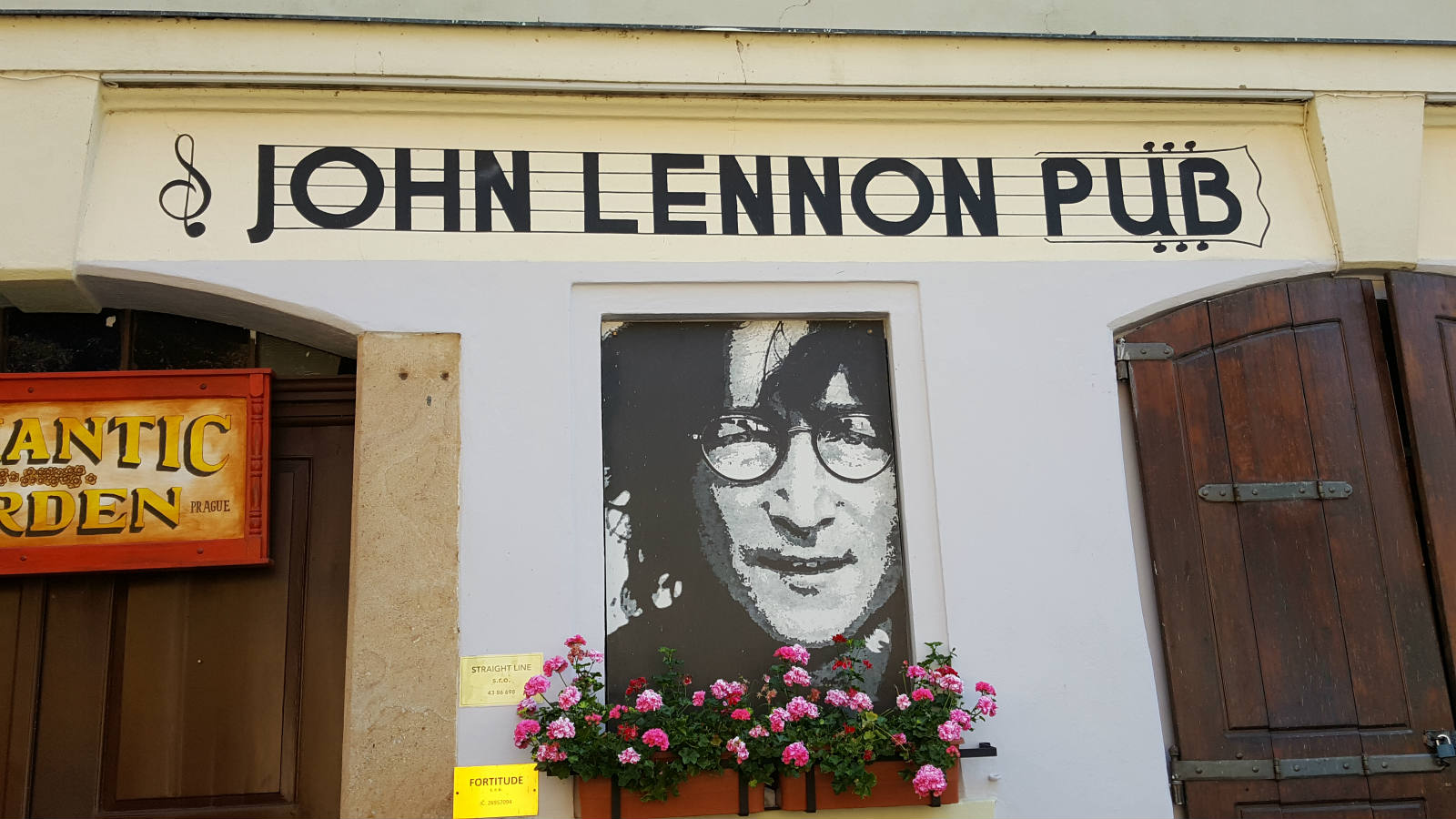 Solve John Lennon Pub 1d jigsaw puzzle online with 405 pieces