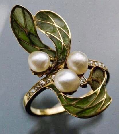 Solve Got Mistletoe? Beautiful mistletoe ring ~ Gold, plique-à-jour ...