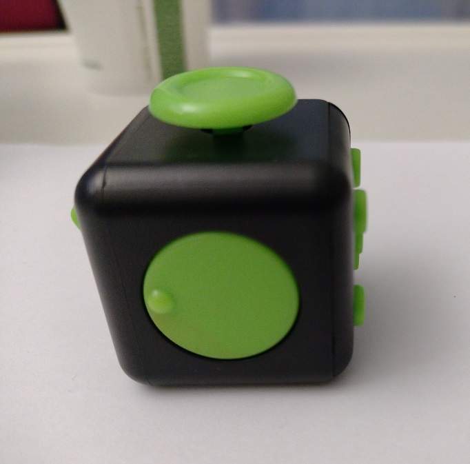 Solve Fidget cube (3) non spinner side jigsaw puzzle online with 9 pieces