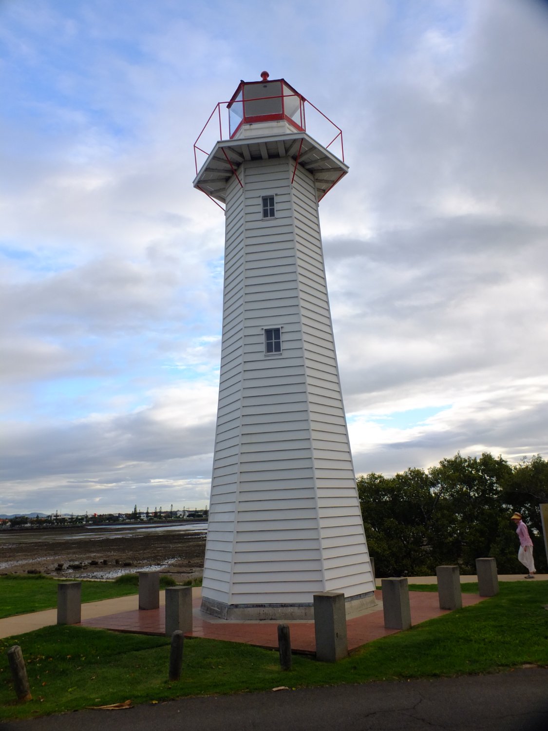 Solve Cleveland Point Lighthouse jigsaw puzzle online with 204 pieces