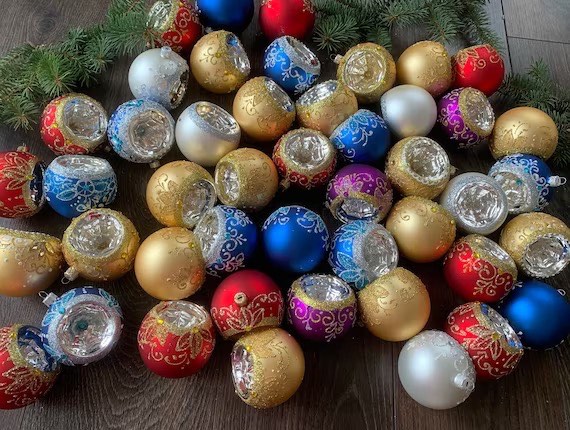 Solve Christmas Ornaments Galore jigsaw puzzle online with 20 pieces