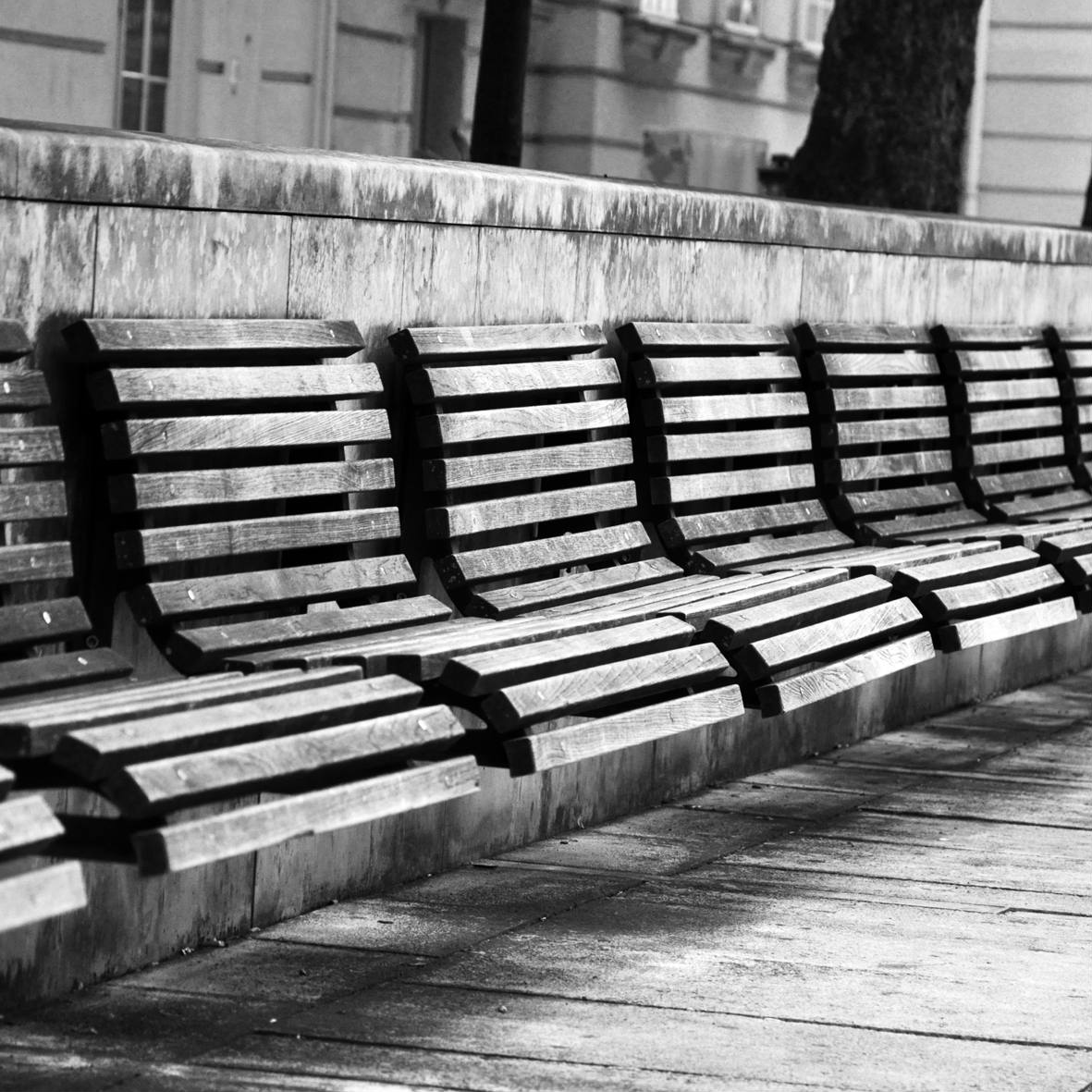 Solve wooden benches jigsaw puzzle online with 169 pieces