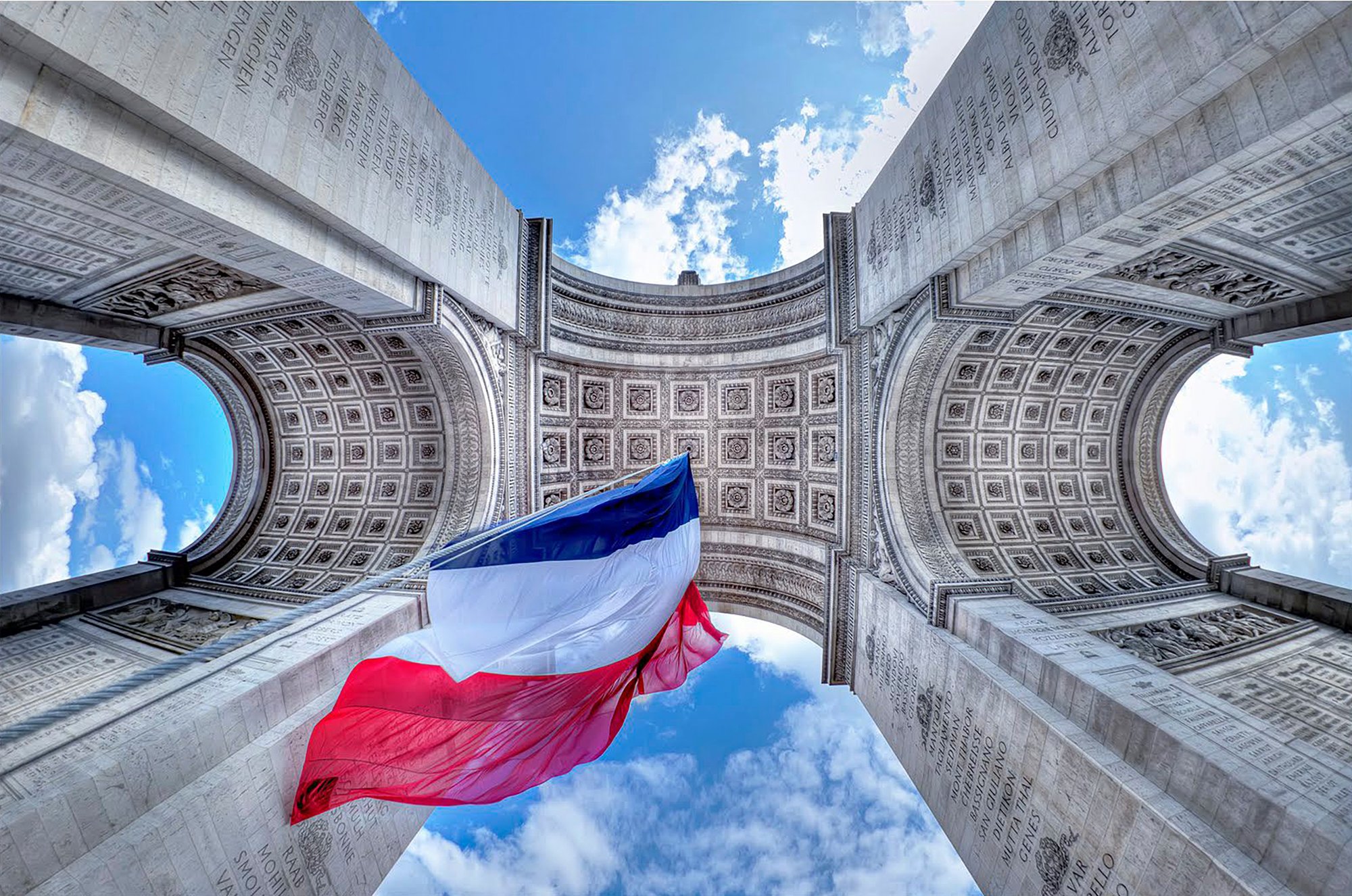 Solve Arc de Triomphe jigsaw puzzle online with 198 pieces