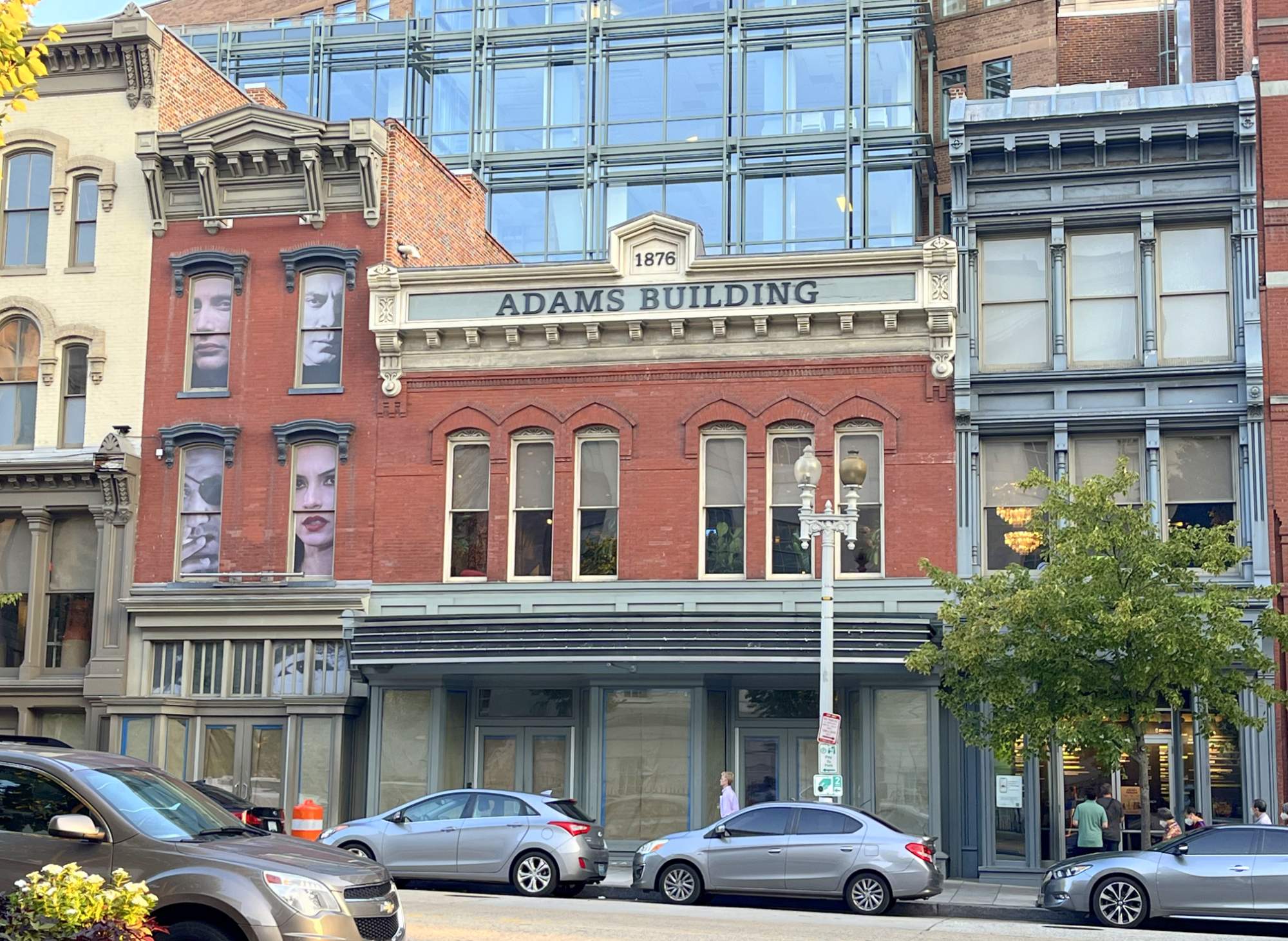 Solve Adams building jigsaw puzzle online with 352 pieces