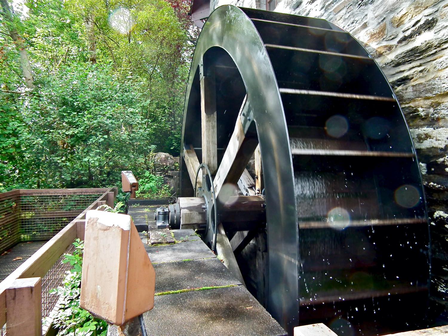 Solve Water Wheel at Killin. Scotland jigsaw puzzle online with 99 pieces