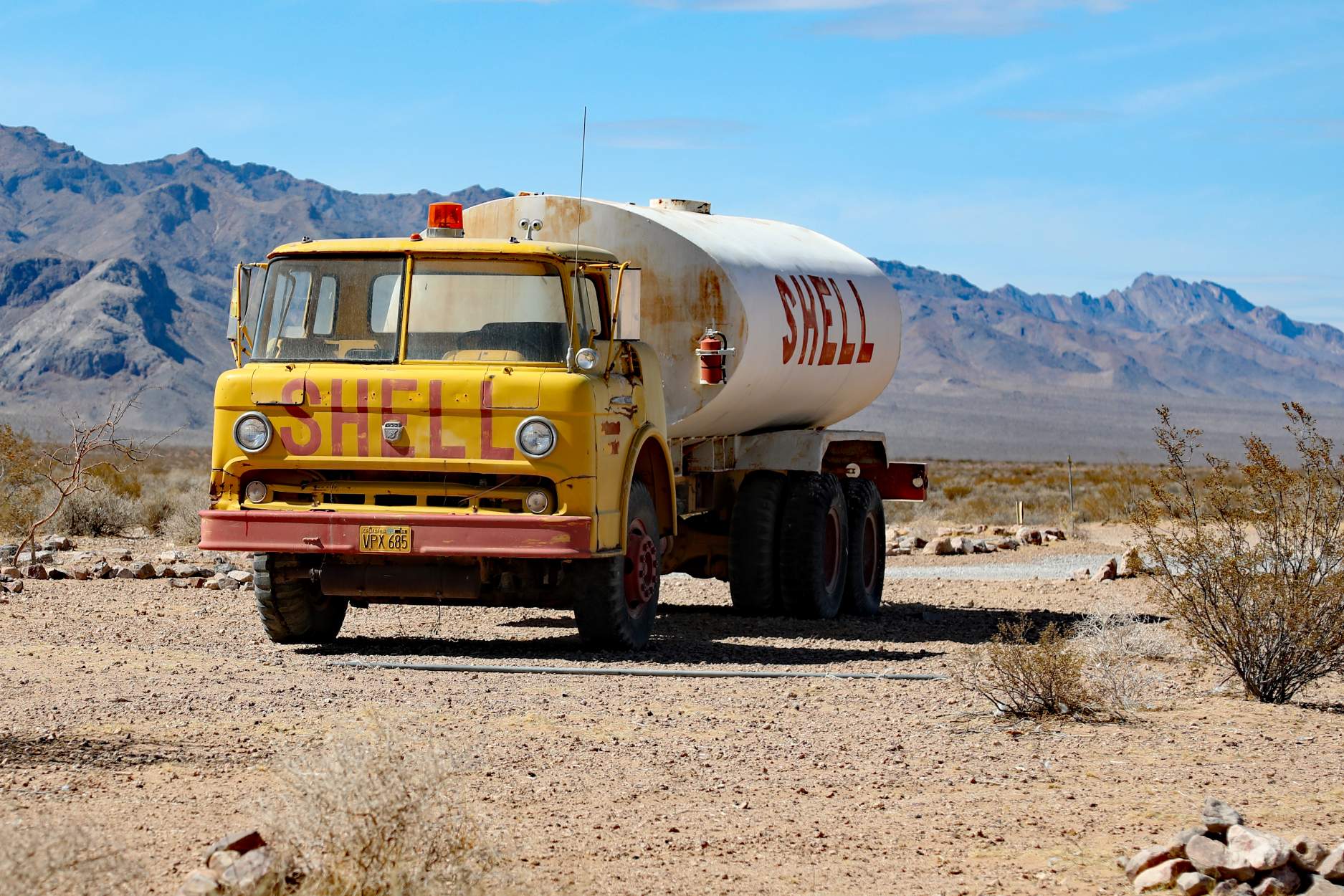 Solve Old Shell Fuel Truck jigsaw puzzle online with 150 pieces