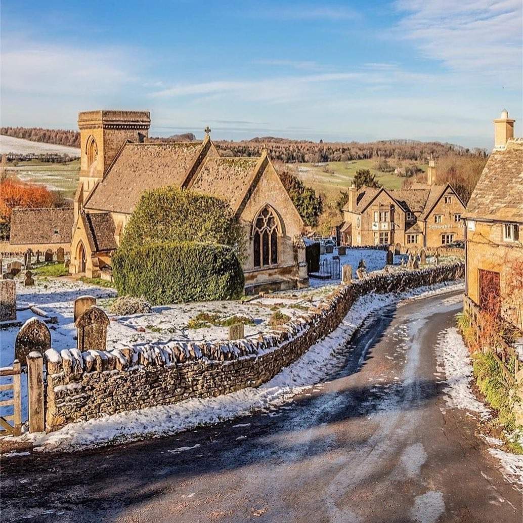 Solve Snowshill, the Cotswolds jigsaw puzzle online with 225 pieces