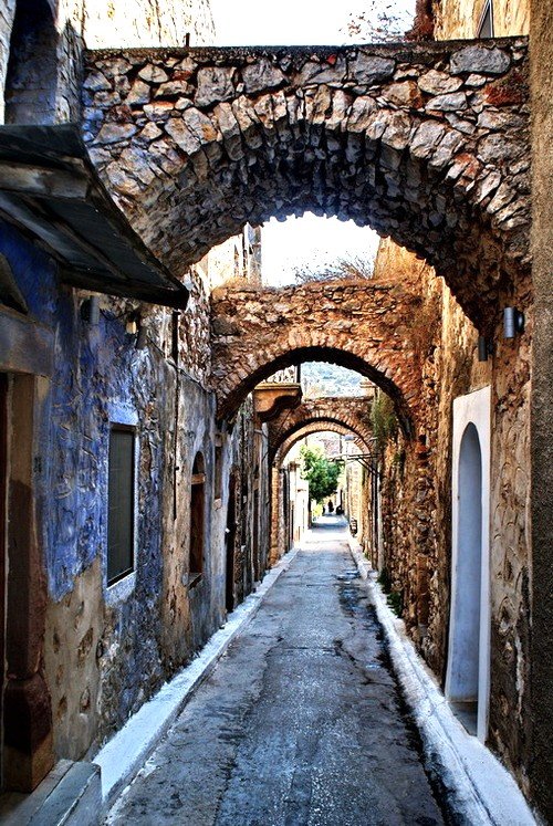 Solve Vessa - Chios (Greece) jigsaw puzzle online with 77 pieces