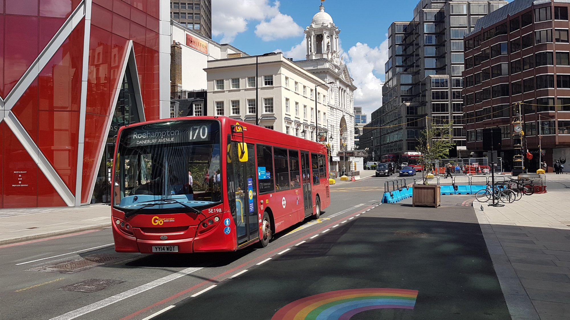 Solve London Bus 170 jigsaw puzzle online with 594 pieces
