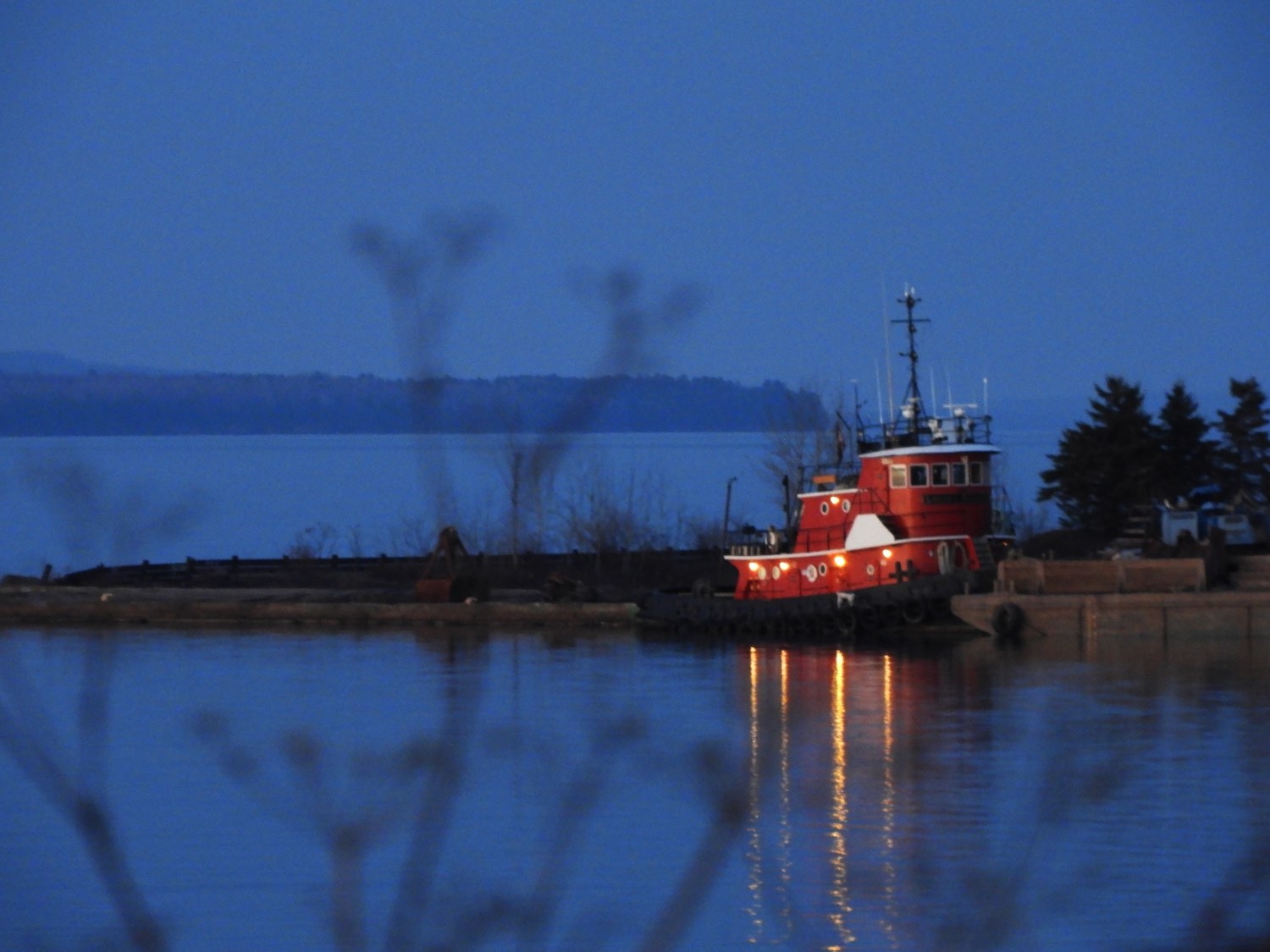 Solve Tugboat at night jigsaw puzzle online with 20 pieces