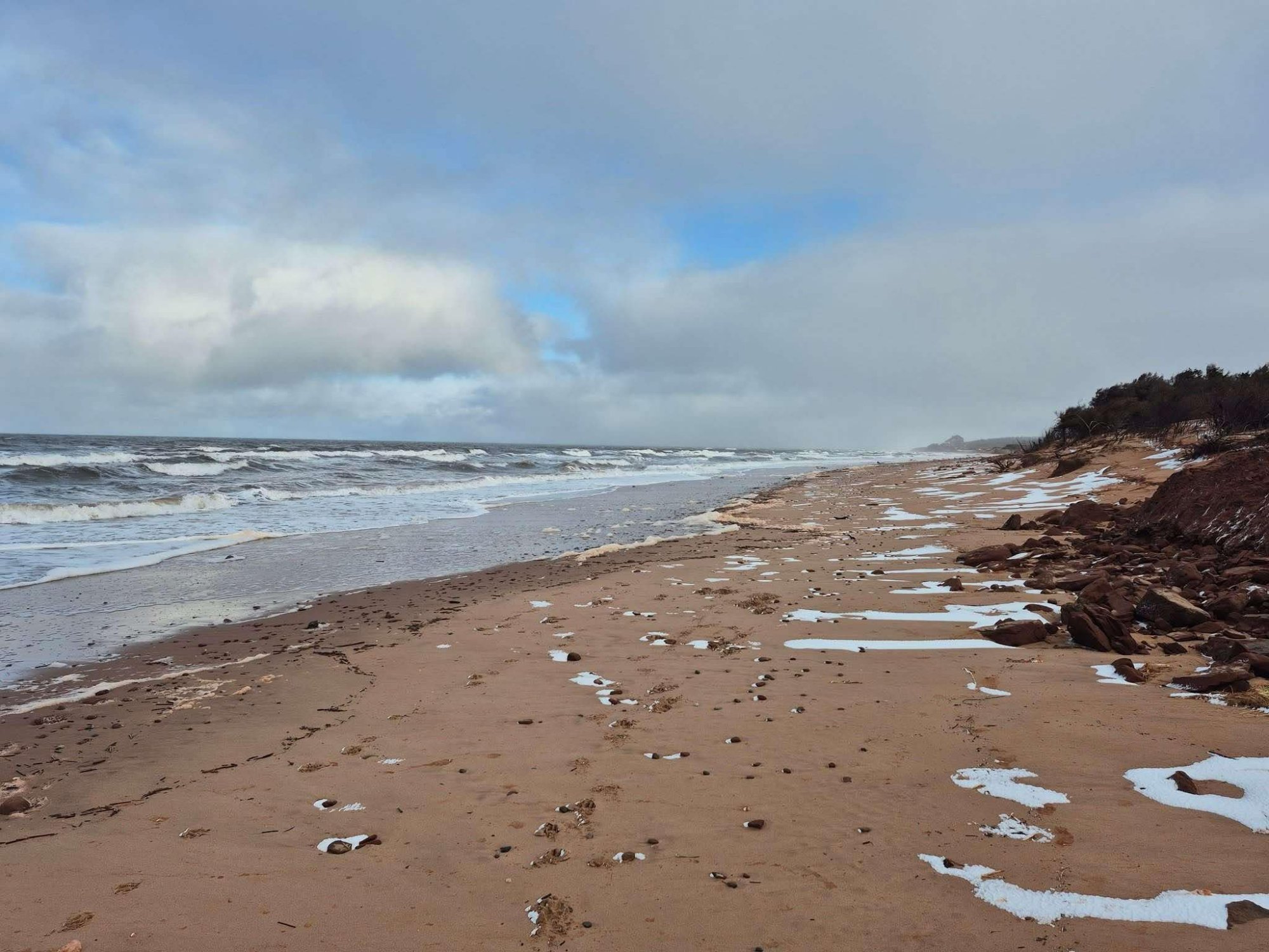 Solve A walk along the Atlantic jigsaw puzzle online with 176 pieces