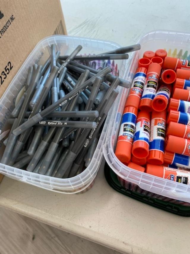 Solve Pens and glue jigsaw puzzle online with 20 pieces