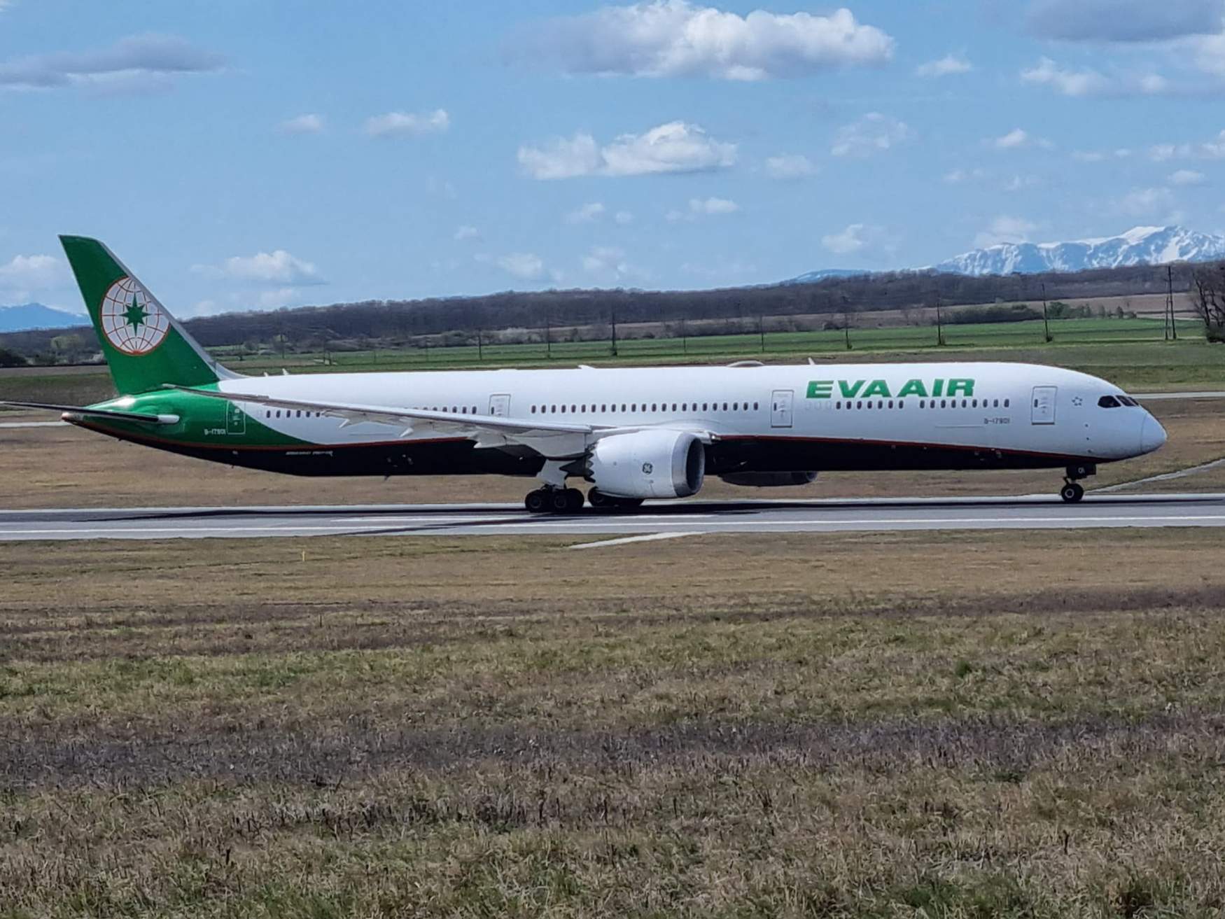 Solve Boeing 787-10 Eva Air jigsaw puzzle online with 154 pieces