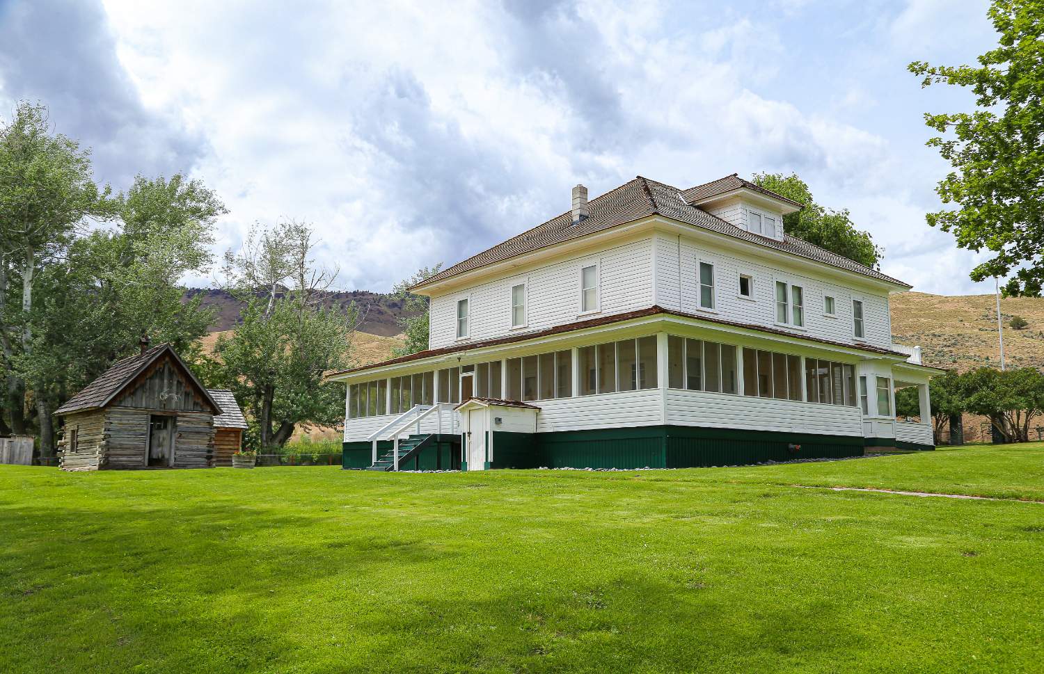 Solve HISTORIC RANCH jigsaw puzzle online with 96 pieces