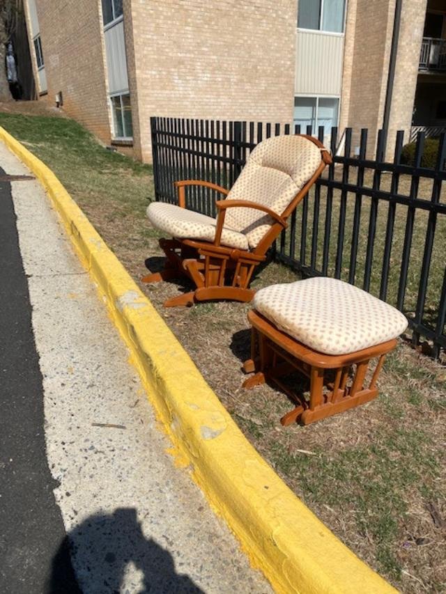 Solve Rocking chair jigsaw puzzle online with 20 pieces