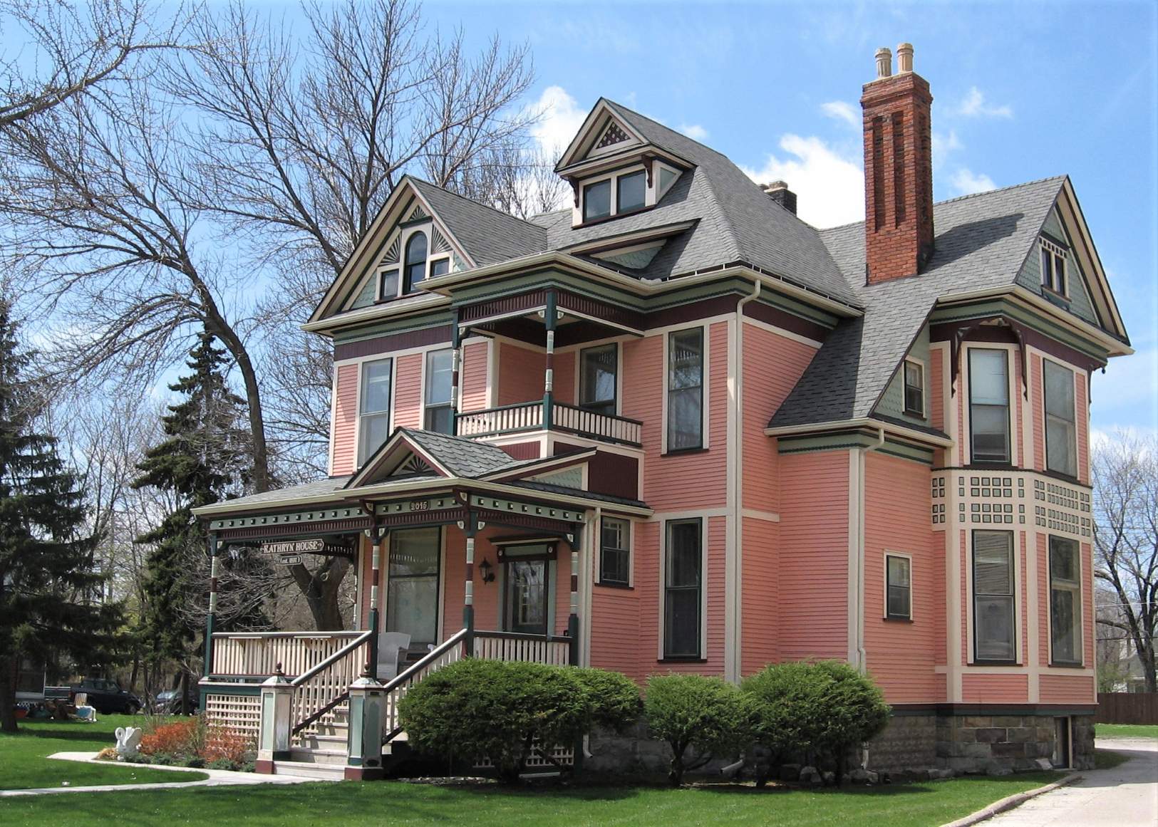 Solve Great curb appeal! jigsaw puzzle online with 130 pieces