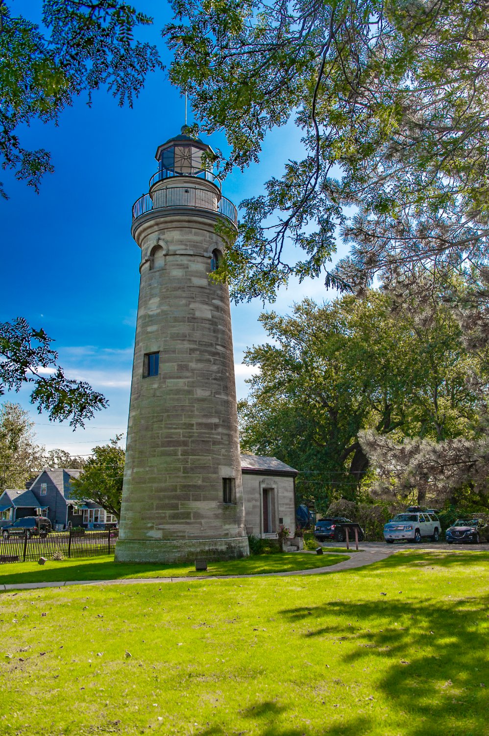Solve Erie land Lighthouse jigsaw puzzle online with 260 pieces