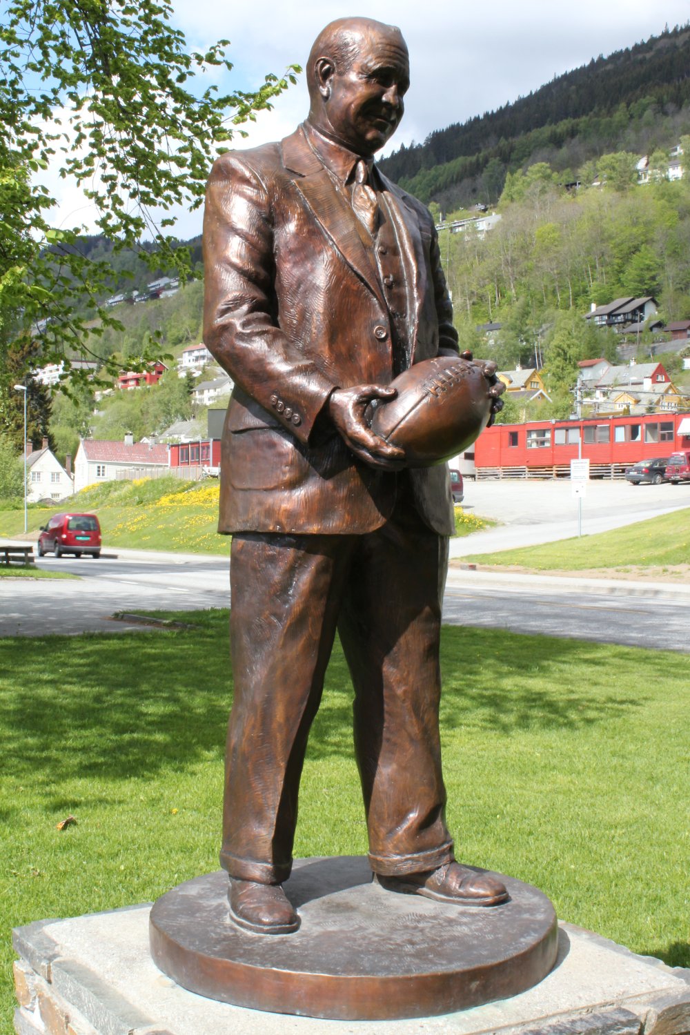 Solve RR_#0057 Bronze scuolpture of Knute Rockne in Voss Norway jigsaw ...