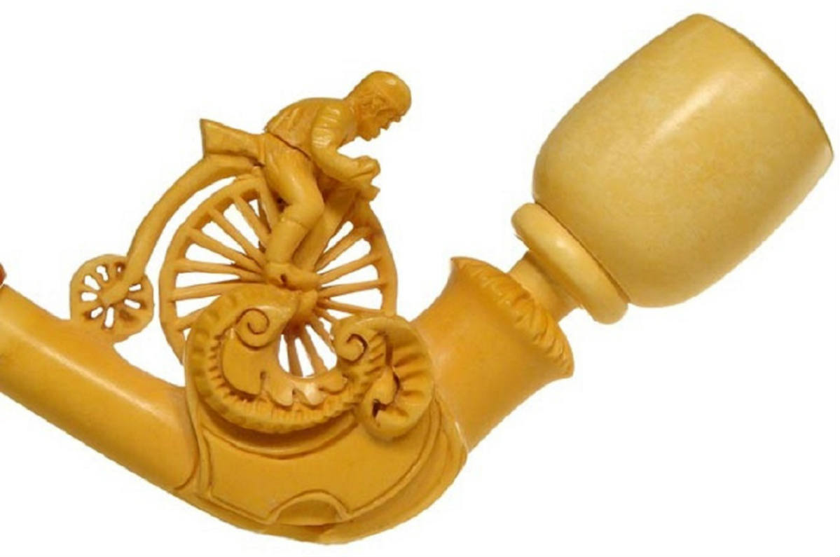 Solve Meerschaum Pipe jigsaw puzzle online with 77 pieces