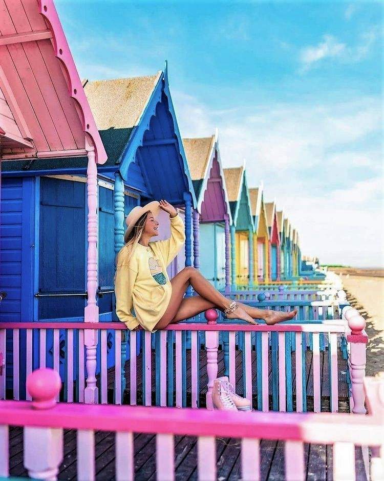Solve Colorful beach huts jigsaw puzzle online with 130 pieces