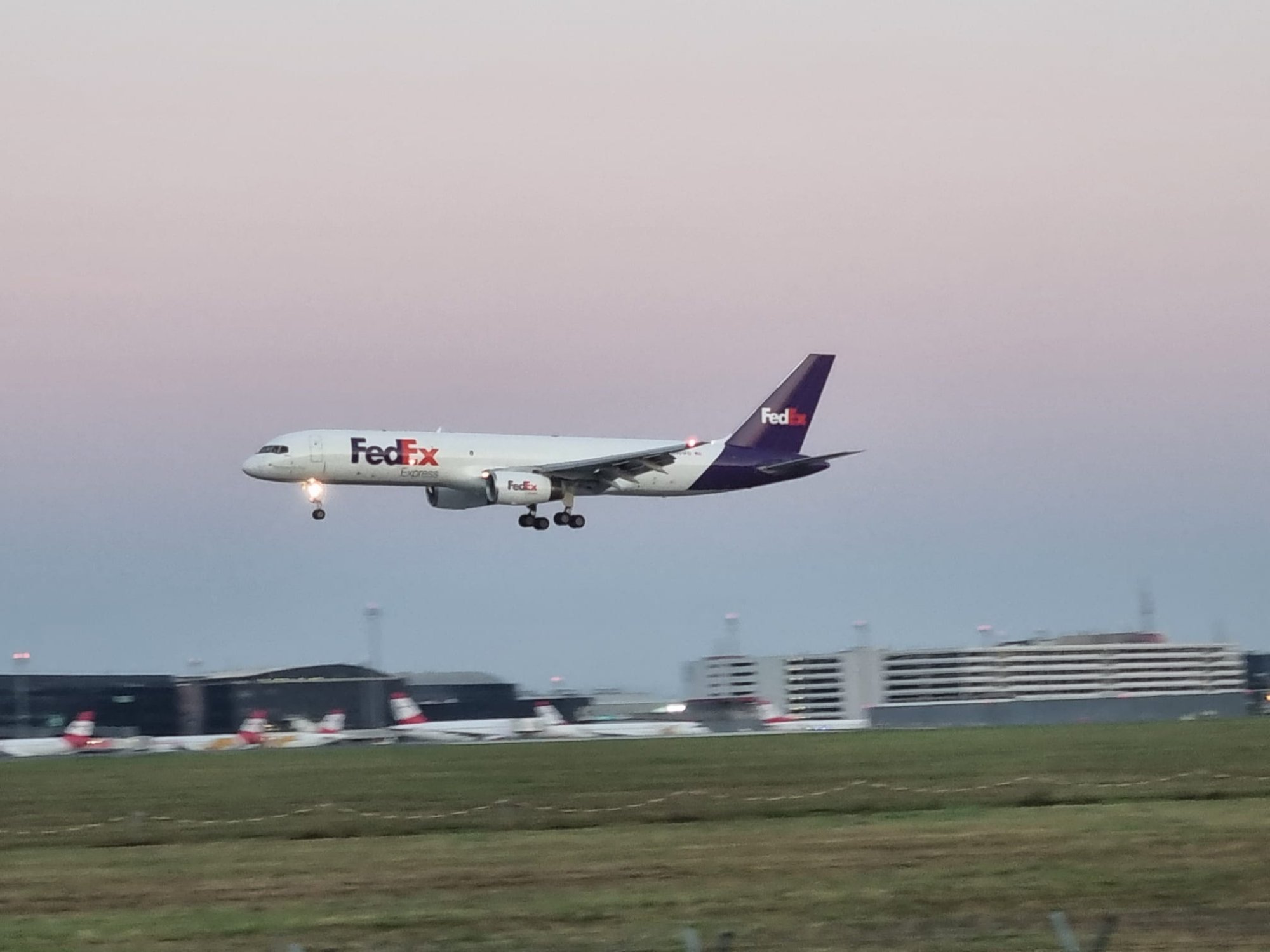 Solve Boeing 757-200 FedEx jigsaw puzzle online with 88 pieces