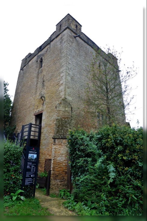 Solve Longthorpe Tower jigsaw puzzle online with 12 pieces