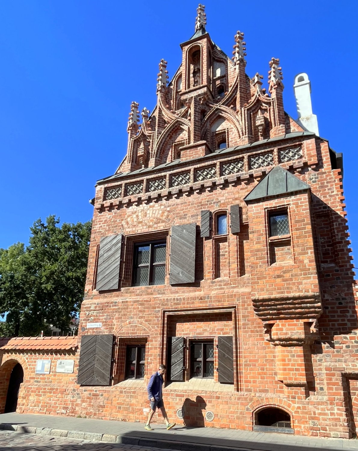 Solve Kaunas gothic jigsaw puzzle online with 80 pieces