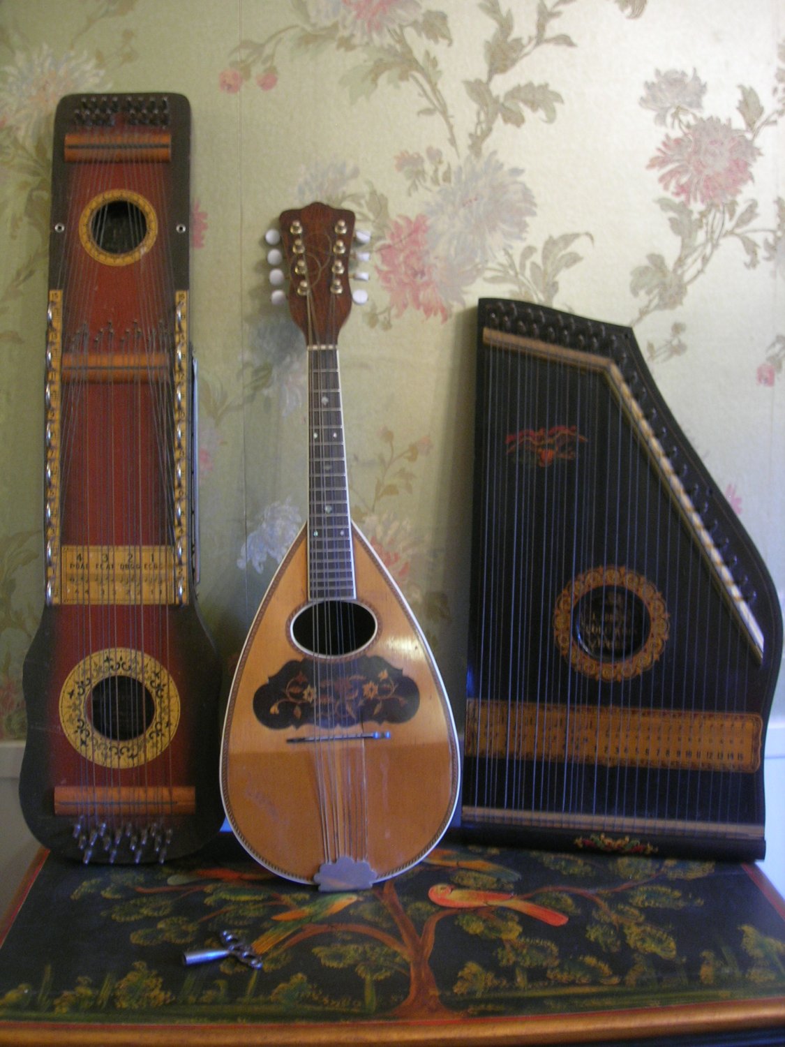 Solve Old instruments jigsaw puzzle online with 88 pieces