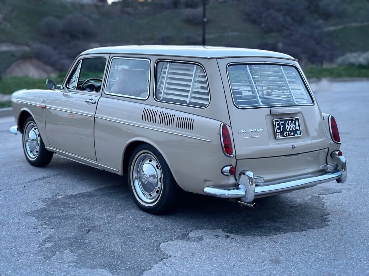 Solve 69 squareback VW... Bandit.... jigsaw puzzle online with 99 pieces