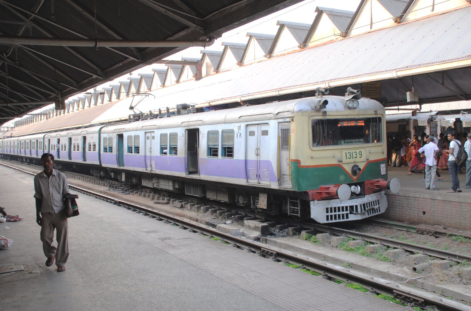 Solve Electric multiple-unit Howrah Station Kolkata jigsaw puzzle online with 176 pieces