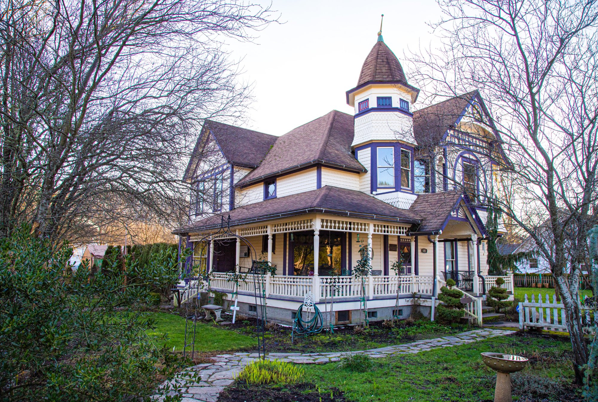 Solve THE HASARD HOUSE jigsaw puzzle online with 96 pieces
