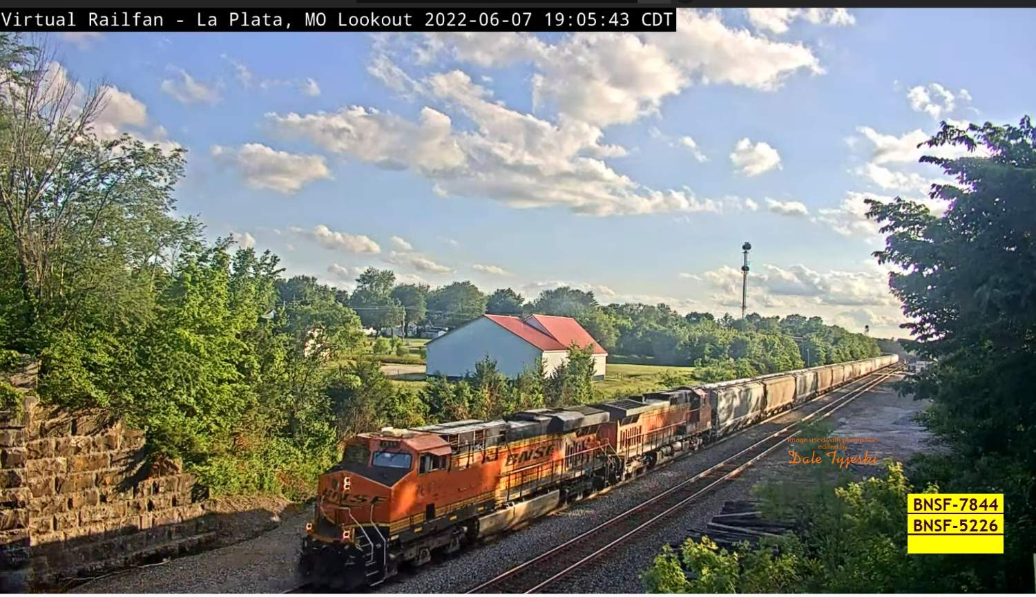 Solve BNSF-7844 & BNSF-5226 passing the LaPlata,MO/USA "Look Out" 45-pc jigsaw puzzle online ...