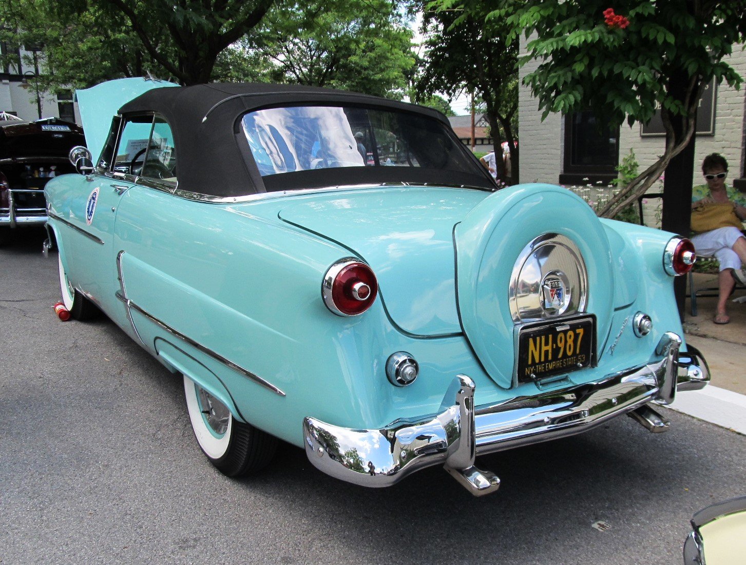 Solve 1953 Ford Conv.--Rear jigsaw puzzle online with 99 pieces